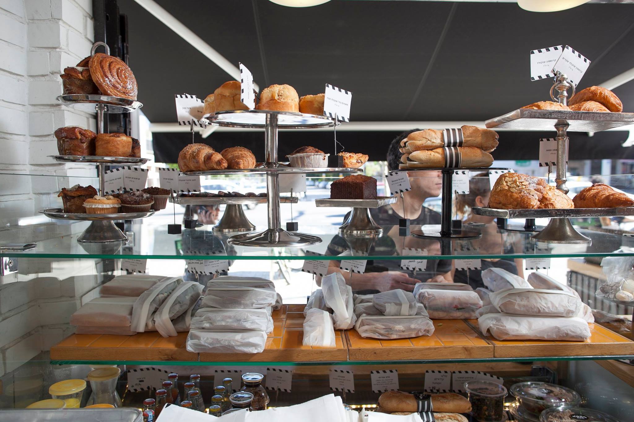 Café Castel Dizengoff - Trendy coffee shop in the middle of city commotion