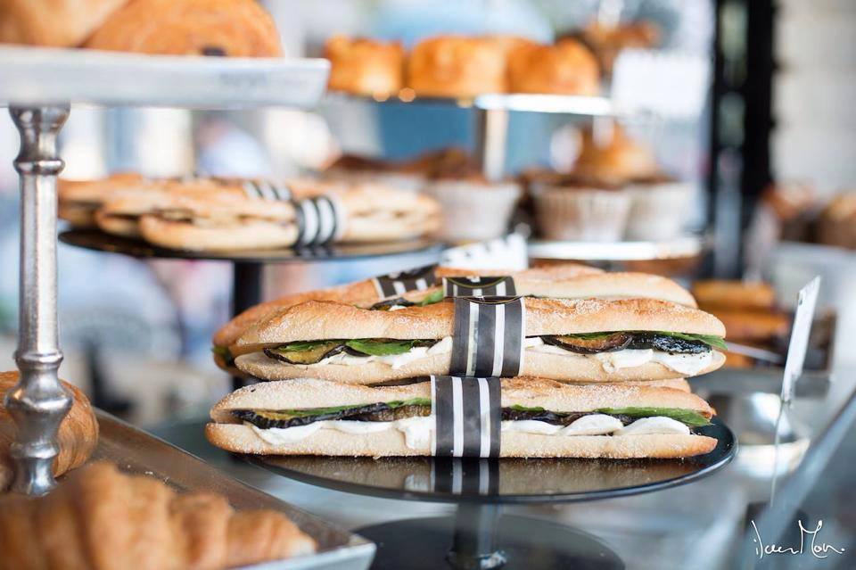 Café Castel Dizengoff - Trendy coffee shop in the middle of city commotion